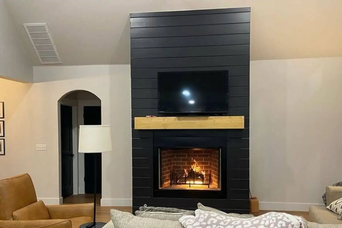 46 Gorgeous Farmhouse Shiplap Fireplace Ideas - Restore Decor & More
