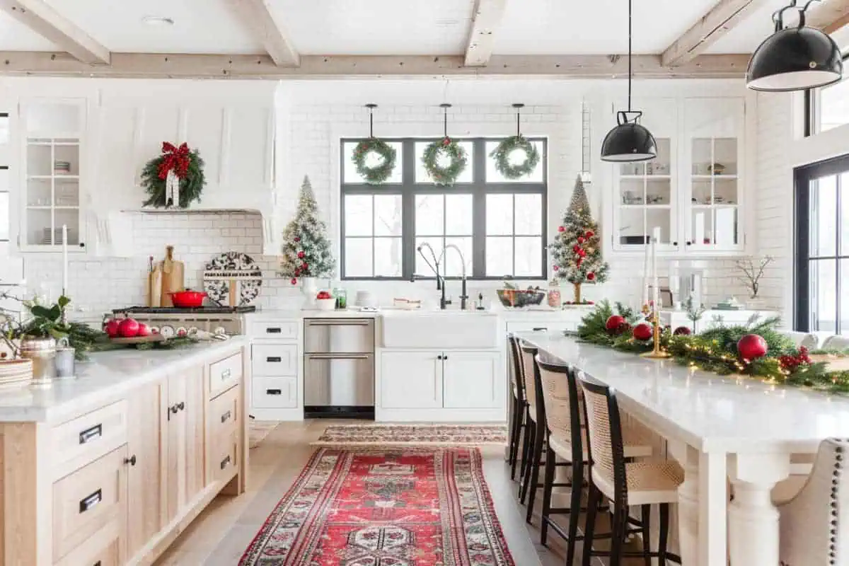 21 Stunning Farmhouse Christmas Kitchens to Inspire You! - Restore ...