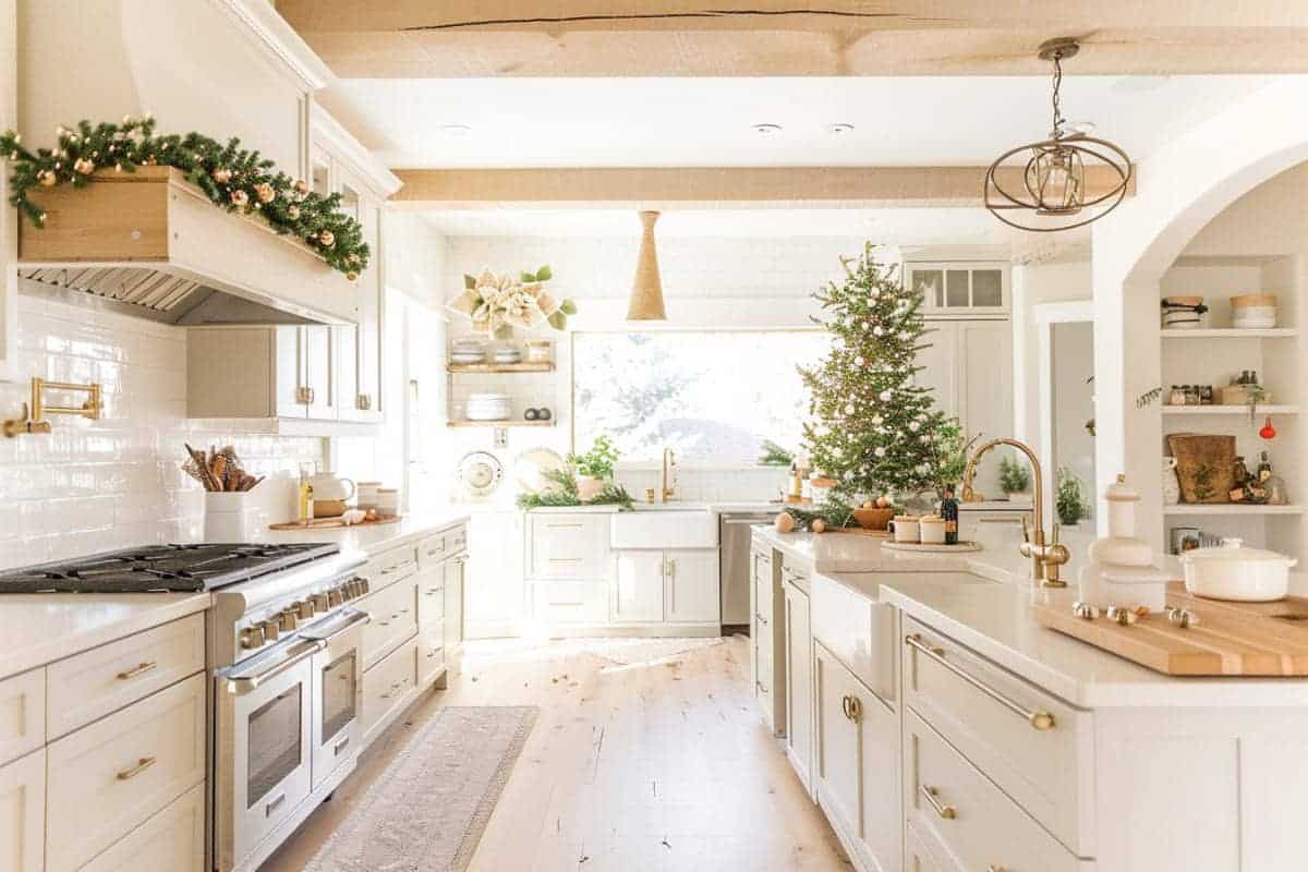 21 Stunning Farmhouse Christmas Kitchens to Inspire You! - Restore ...