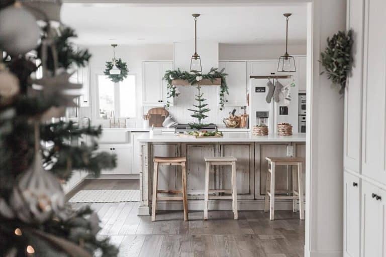 21 Stunning Farmhouse Christmas Kitchens to Inspire You! - Restore ...