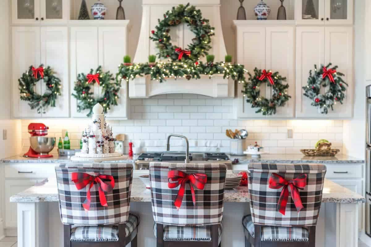 21 Stunning Farmhouse Christmas Kitchens to Inspire You! - Restore ...