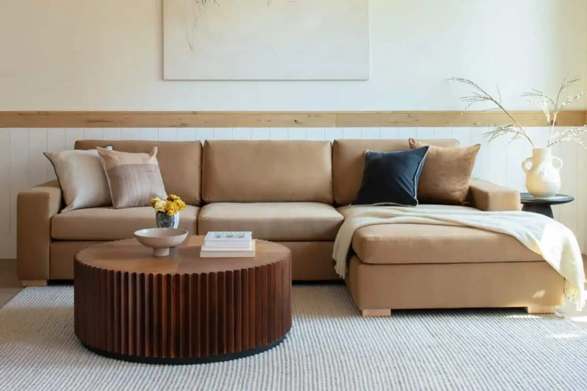 40+ Stunning Ideas to Style Your Brown Couch Living Room - Restore ...