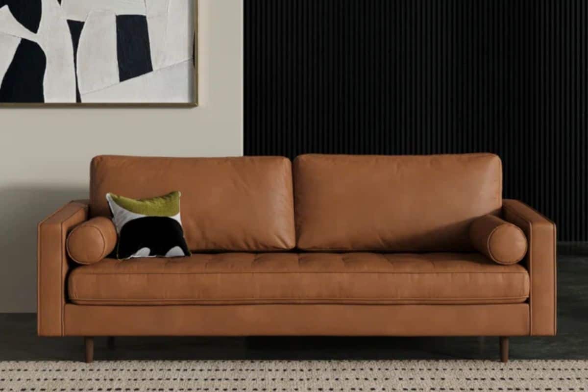 40 Cognac Couch Living Rooms That Look Expensive (Plus How To Copy The ...